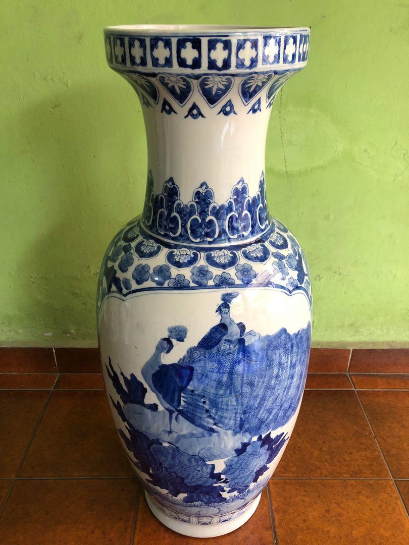 Guci tinggi biru putih antik motif burung hong, Antik, Lainnya di Carousell