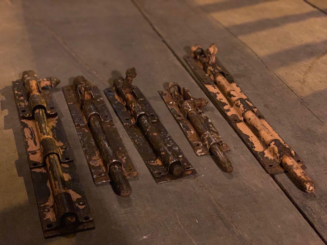 selak pintu lama, Furniture & Home Living, Home Decor, Clocks on Carousell