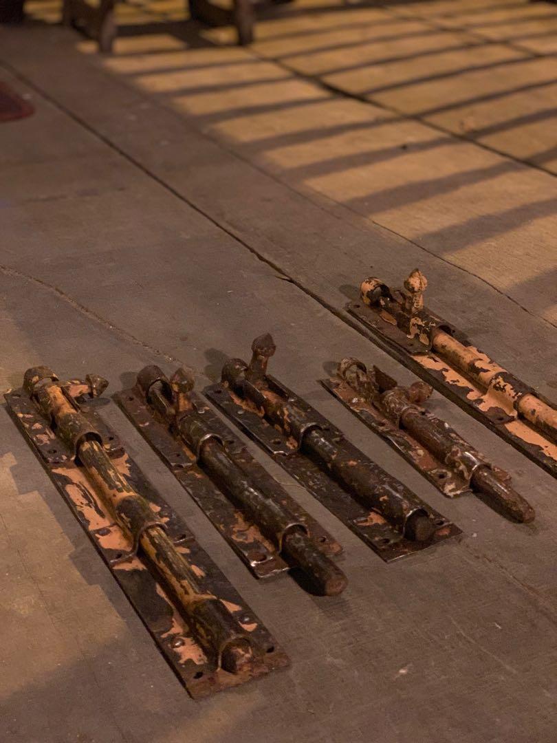 selak pintu lama, Furniture & Home Living, Home Decor, Clocks on Carousell