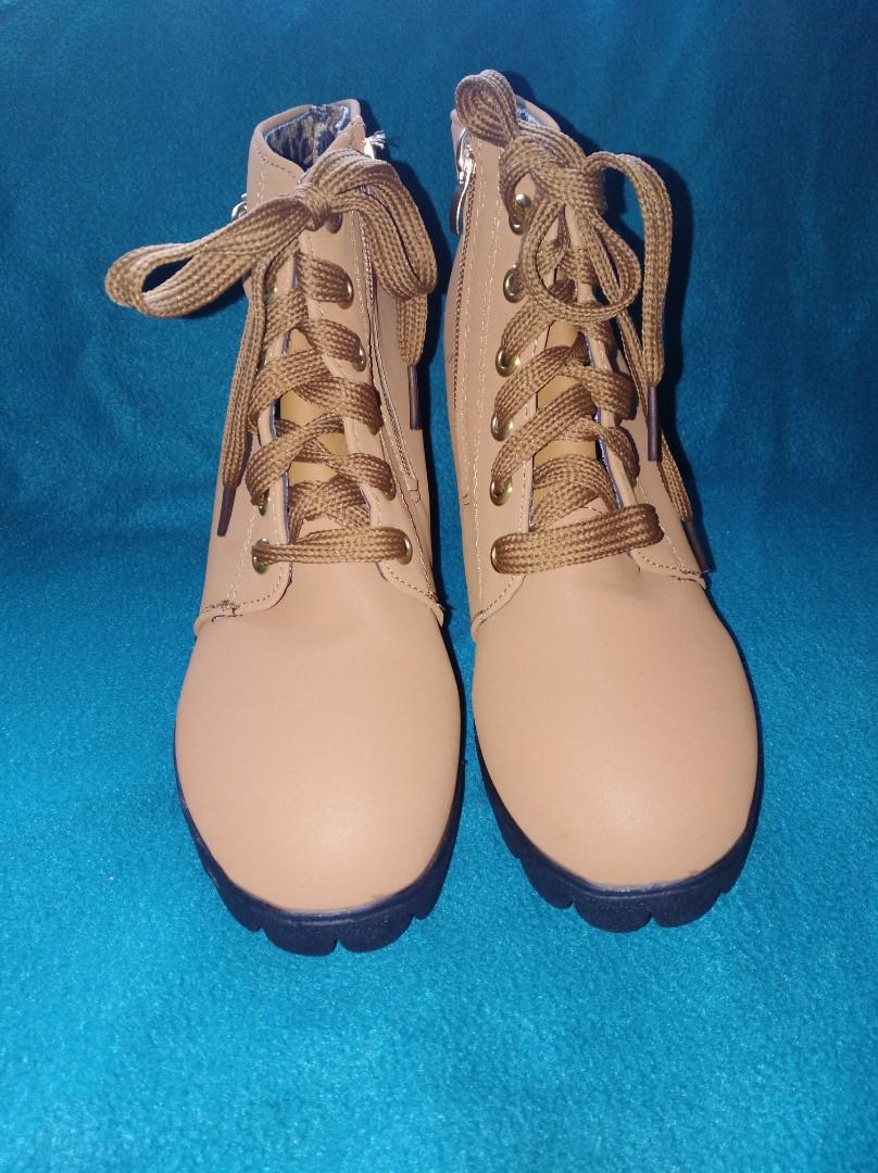 dwarf boots, Women's Fashion, Footwear, Boots on Carousell