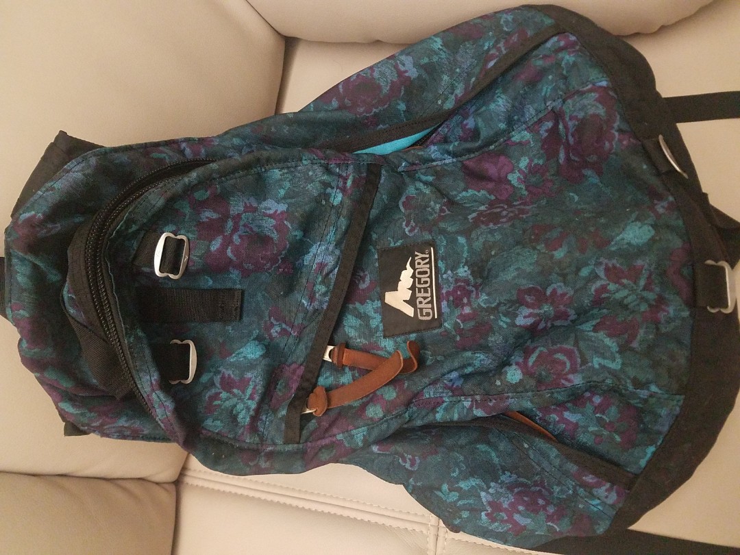 Gregory backpack 藍花 26L 舊logo, 興趣及遊戲, 收藏品及紀念品, 明星周邊 - Carousell