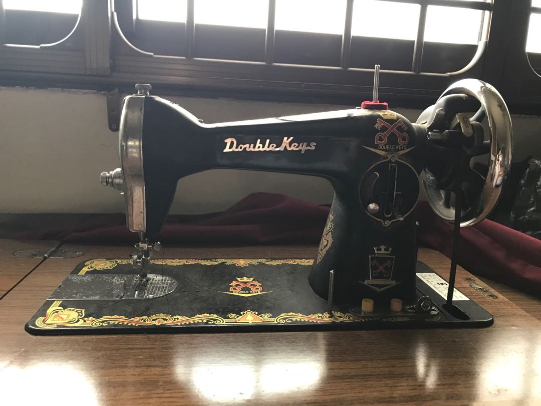 Traditional Sewing Machine, Furniture & Home Living, Kitchenware ...