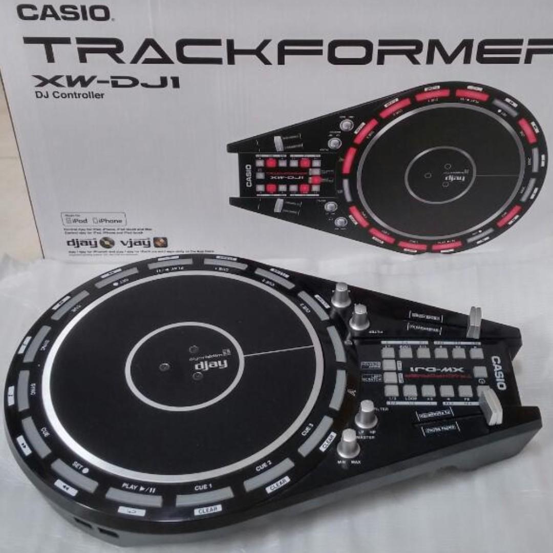 CASIO TRACKFORMER XW-DJ1 TRACKFORMER XW-DJ1 控制 DJ 應用程式 新型 DJ 控制器配備了 7 吋轉盤供專業打碟之用，並配備內建揚聲器及以電池推動 ...