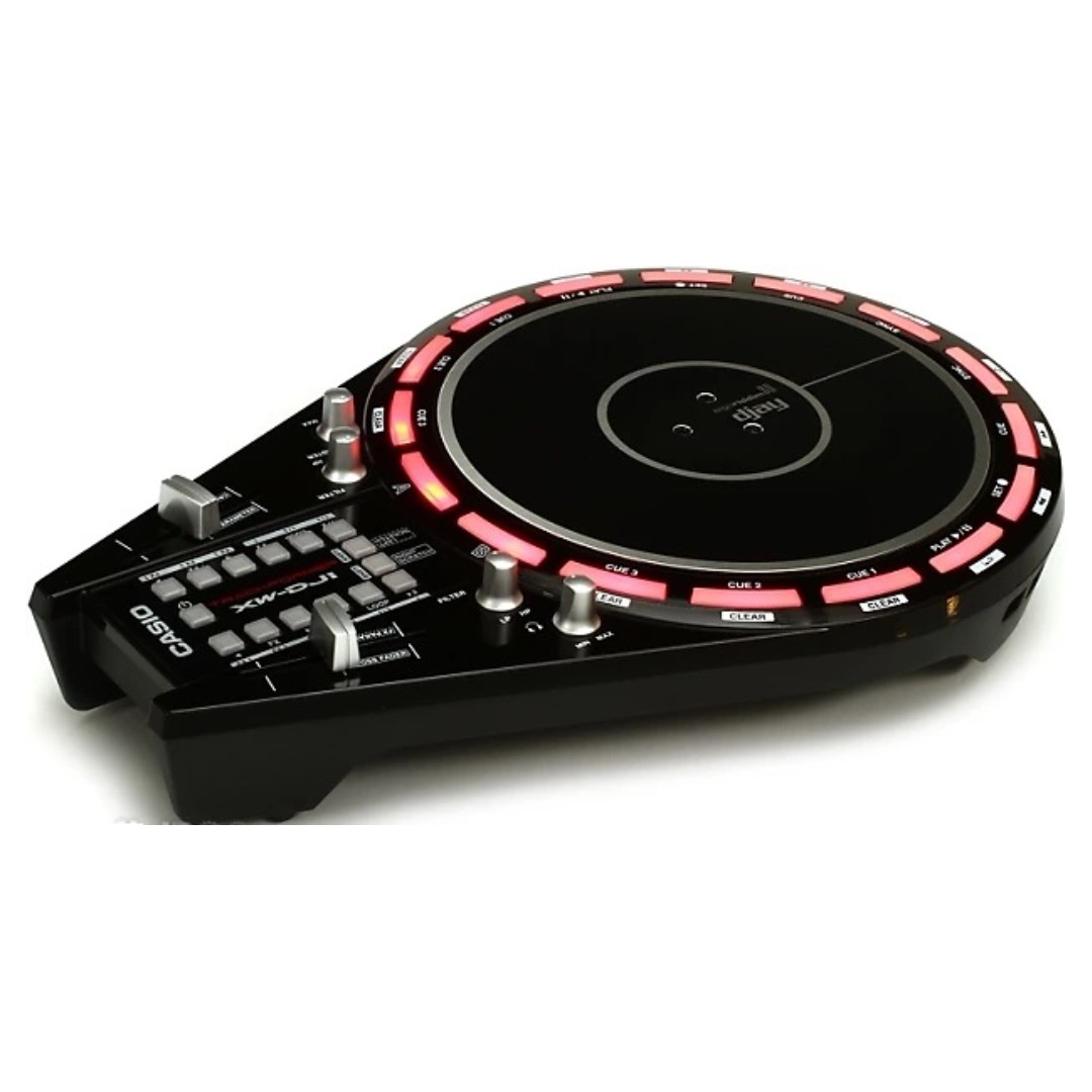 CASIO TRACKFORMER XW-DJ1 TRACKFORMER XW-DJ1 控制 DJ 應用程式 新型 DJ 控制器配備了 7 吋轉盤供專業打碟之用，並配備內建揚聲器及以電池推動 ...