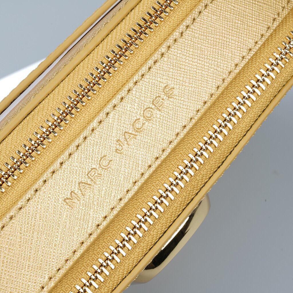 Marc Jacobs Snapshot original Gold, Barang Mewah, Tas & Dompet di Carousell