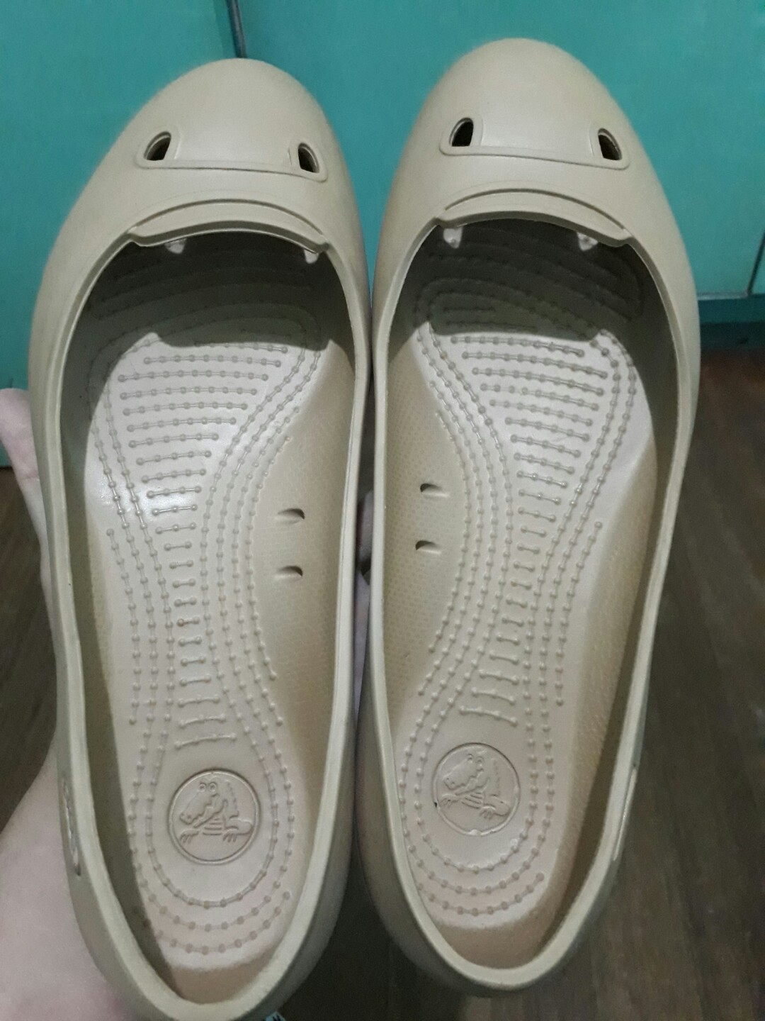 Crocs flat, Women's Fashion, Footwear, Flats & Sandals on Carousell
