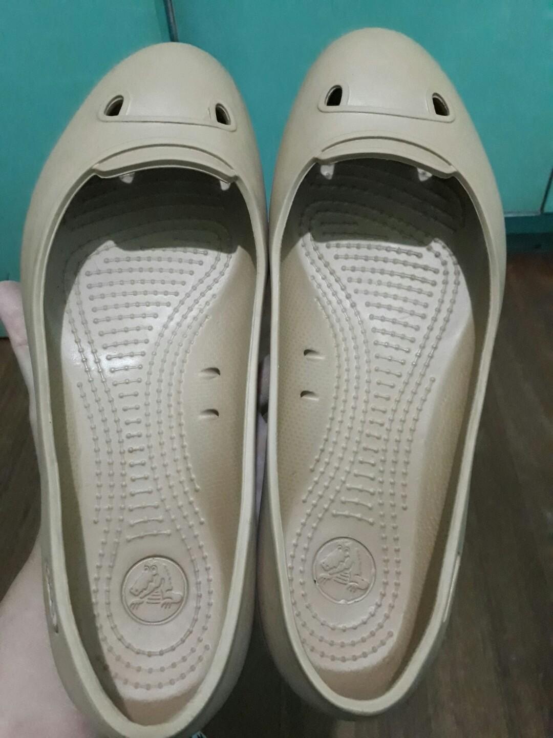 Crocs flat, Women's Fashion, Footwear, Flats & Sandals on Carousell