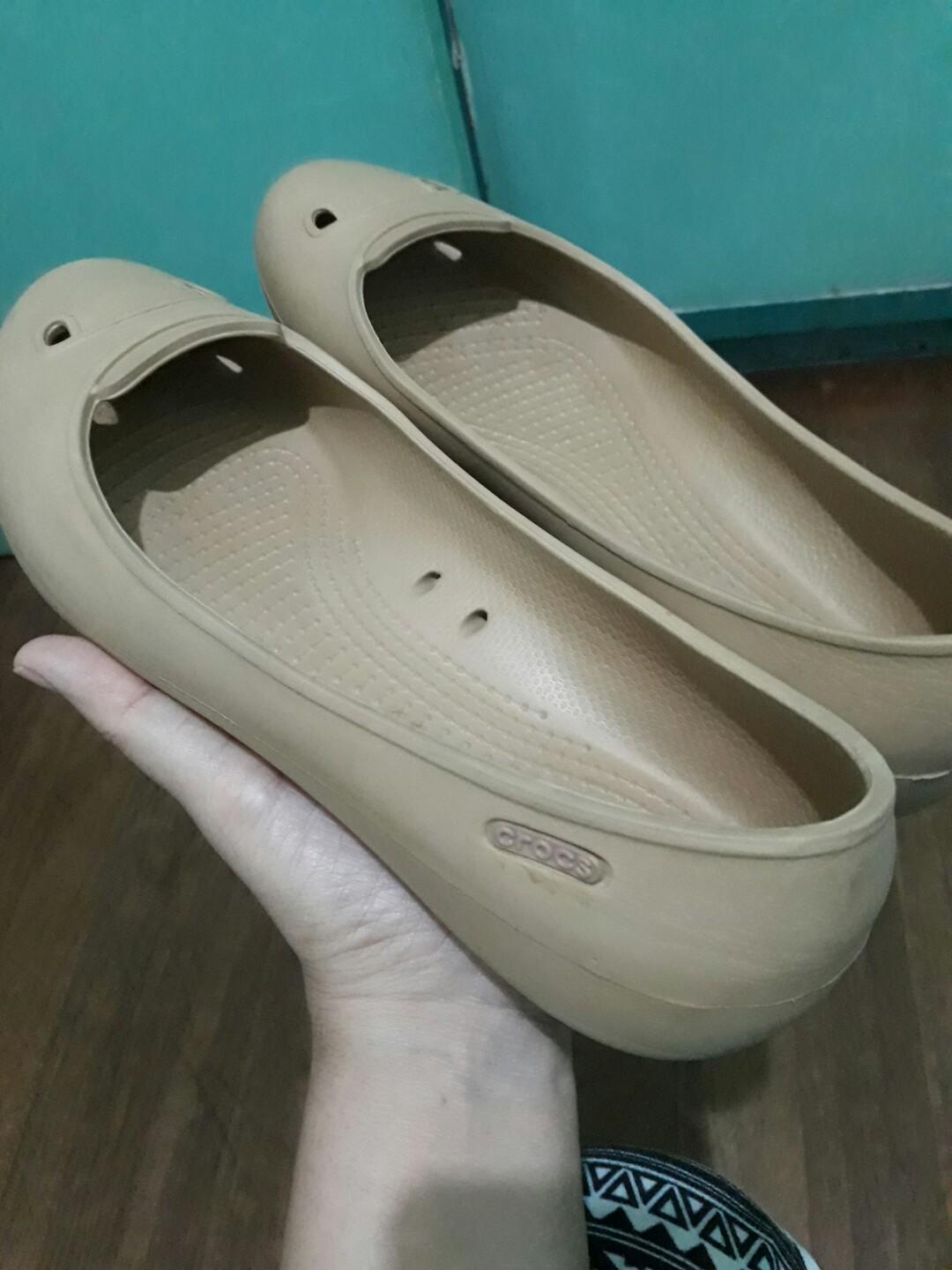 Crocs flat, Women's Fashion, Footwear, Flats & Sandals on Carousell