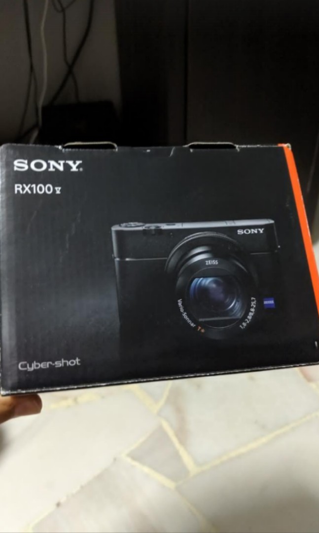 Sony RX100 Mark V, Photography, Cameras on Carousell