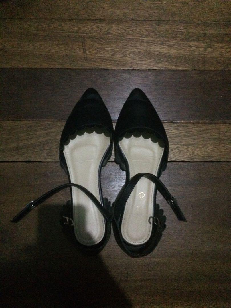 CLN Black Sandals, Women's Fashion, Footwear, Flats & Sandals on Carousell