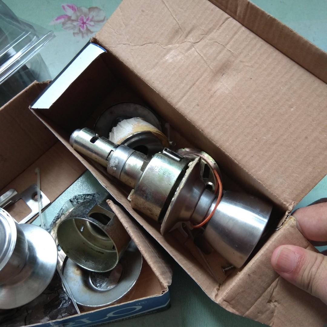 3 Tombol pintu rosak buat sparepart, Furniture & Home Living, Furniture ...