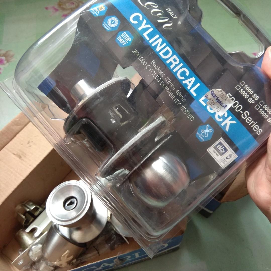3 Tombol pintu rosak buat sparepart, Furniture & Home Living, Furniture ...