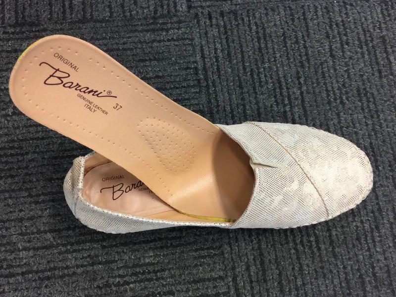 Barani metallic gold shoes, Women's Fashion, Footwear, Flats on Carousell