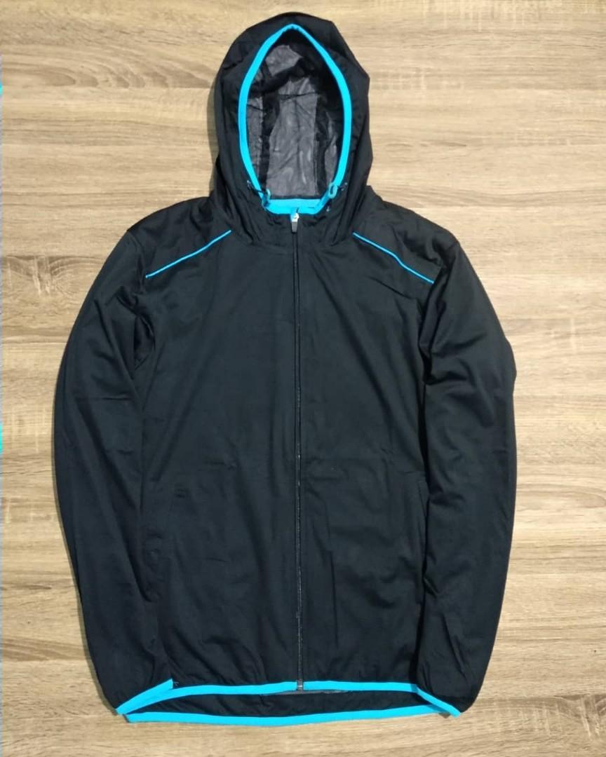 Uniqlo Block Softshell Hoodie jacket, Fesyen Pria, Pakaian , Baju ...