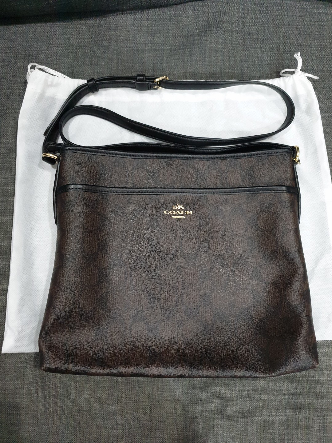 Coach Signature File Bag F58297, Luxury, Bags & Wallets on Carousell
