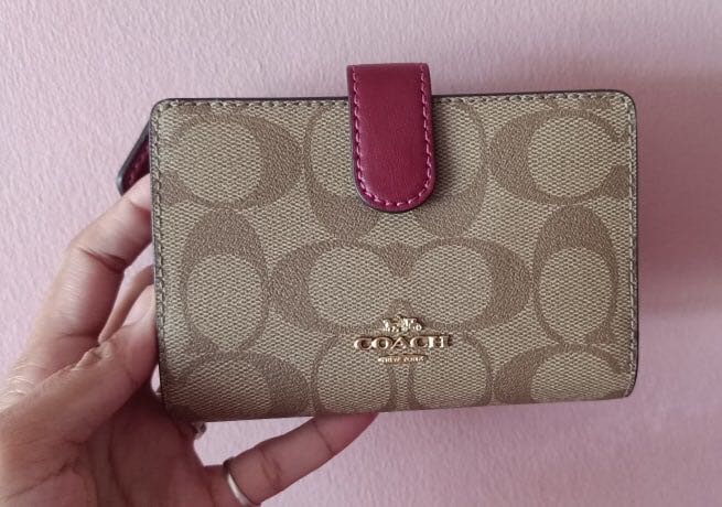 Coach bifold wallet, Women's Fashion, Bags & Wallets, Wallets & Card ...