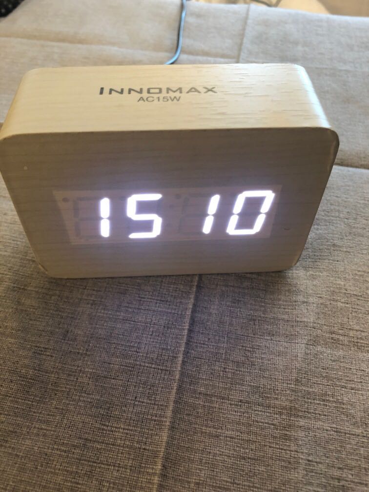 Innomax Electronic wooden clock, 傢俬＆家居, 家居裝飾, 時鐘 - Carousell