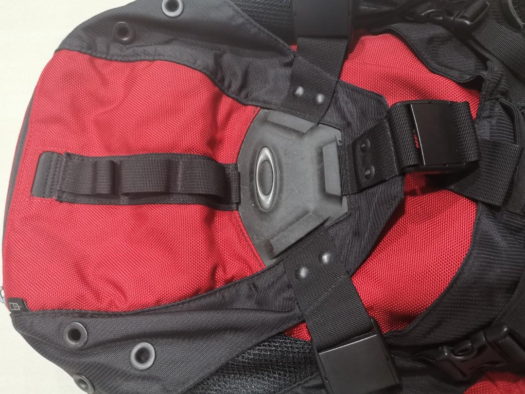 Oakley Icon 3.0L backpack, Men's Fashion, Bags, Backpacks on Carousell