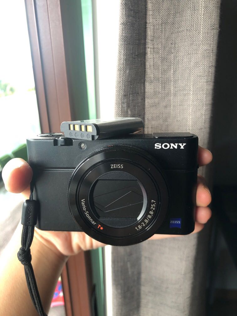 Sony RX100 M4, Photography, Cameras on Carousell