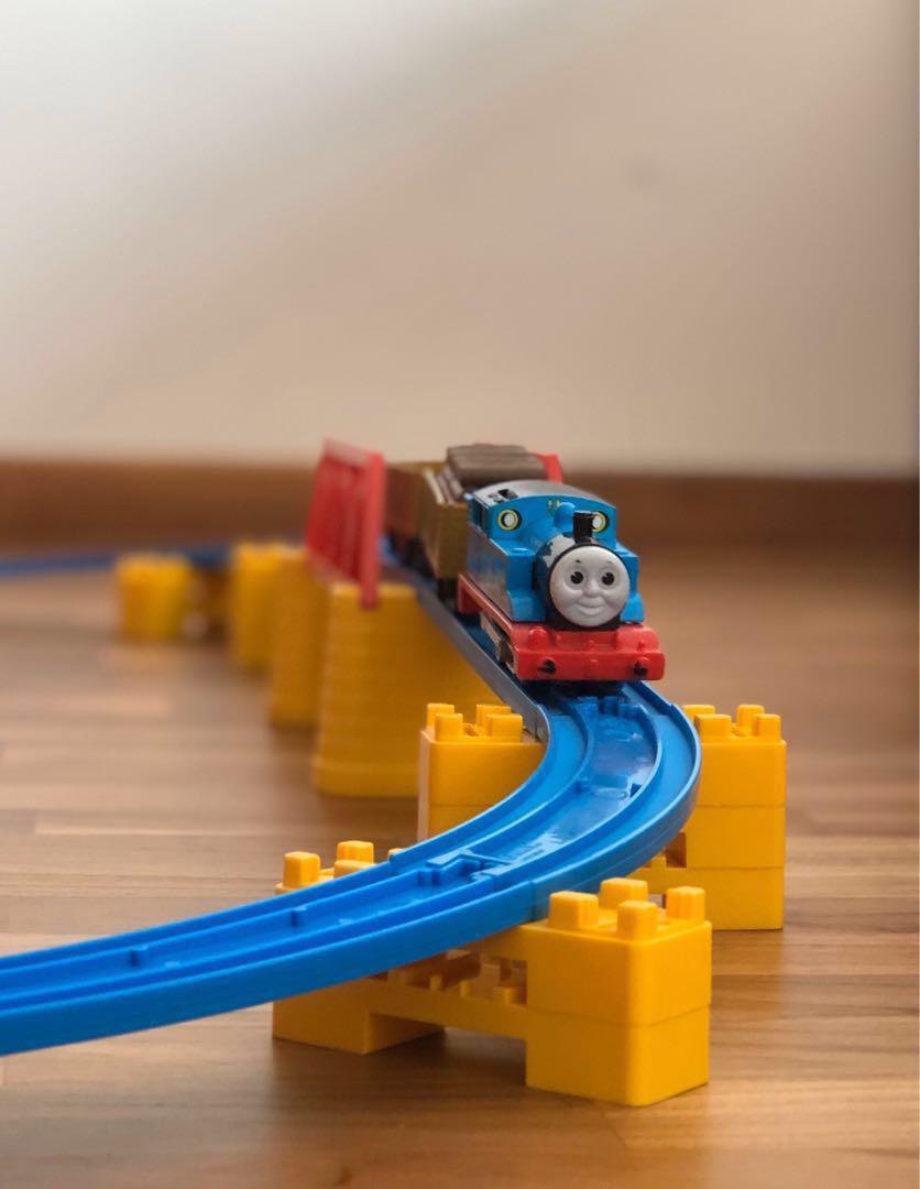 Tomy Plarail Thomas Maithwaite Station and Bridge, Hobbies & Toys, Toys ...