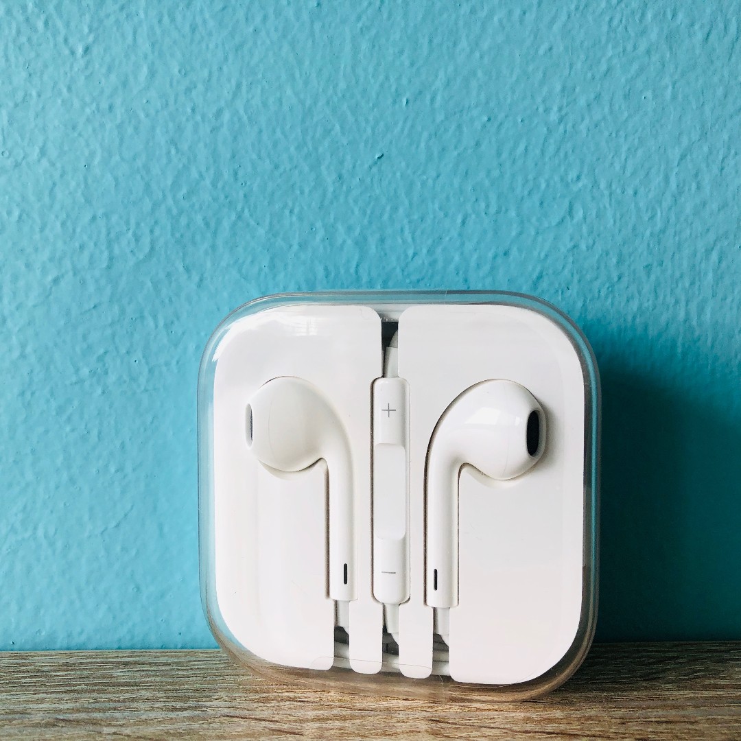 [BNIB] Original Apple EarPods with 3.5mm Headphone Plug (w/o Lightning ...