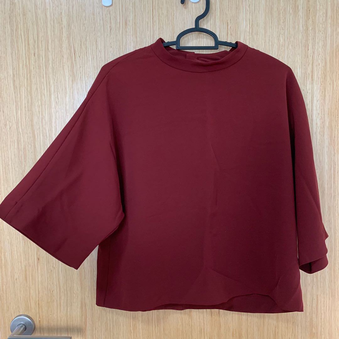Wine red top UNIQLO, Women's Fashion, Tops, Sleeveless on Carousell