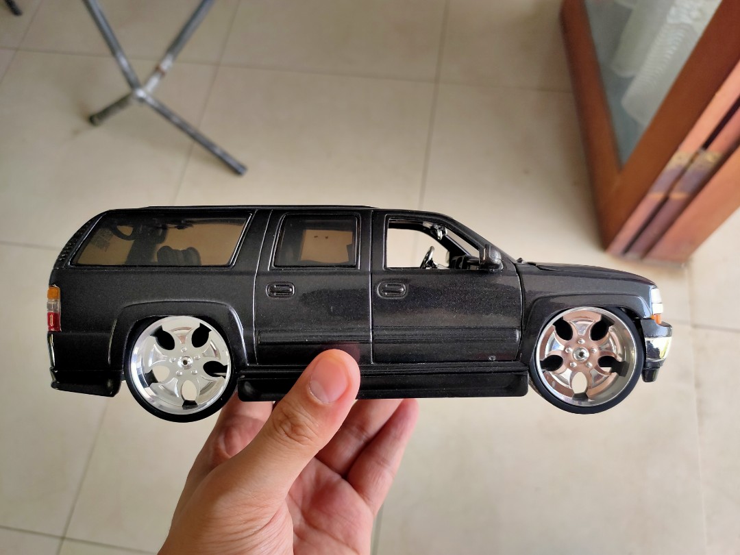 Jada Toys Chevrolet suburban 2000, Toys & Collectibles, Mainan di Carousell