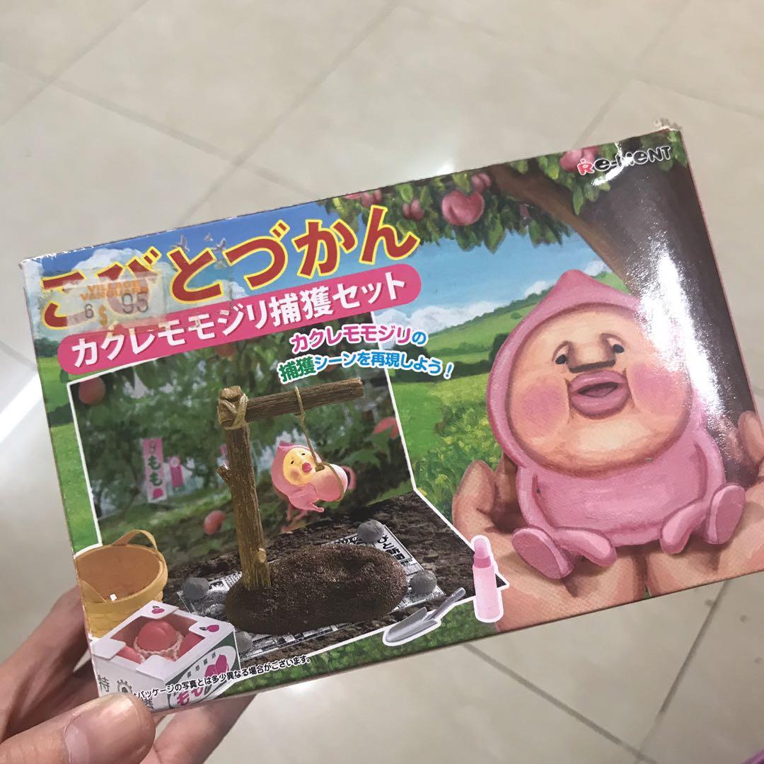 醜比頭 農場精靈 桃子君 屎忽桃 日本公仔 擺設 Kobitos, 興趣及遊戲, 玩具 & 遊戲類 - Carousell
