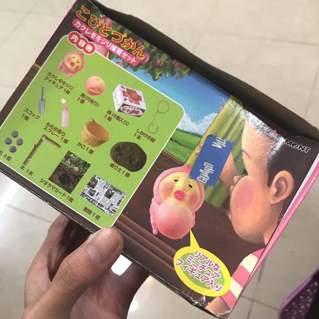 醜比頭 農場精靈 桃子君 屎忽桃 日本公仔 擺設 Kobitos, 興趣及遊戲, 玩具 & 遊戲類 - Carousell