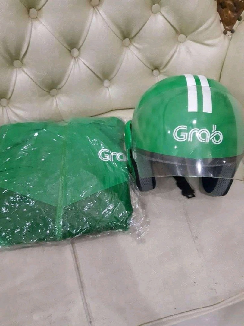 Jaket Grab dan Helm Grab, Fesyen Pria, Pakaian , Baju Luaran di Carousell
