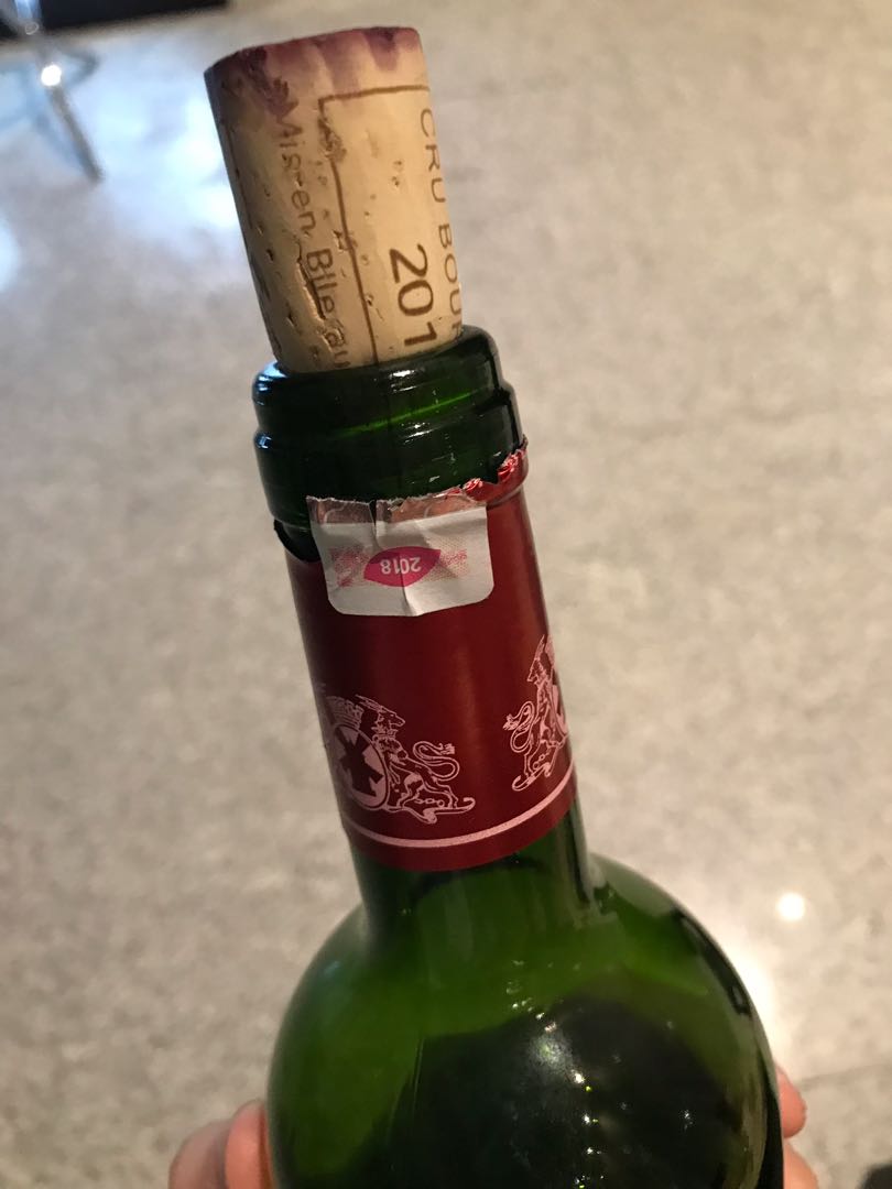 Jual botol wine kosong beserta tutup, Makanan & Minuman, Snek di Carousell