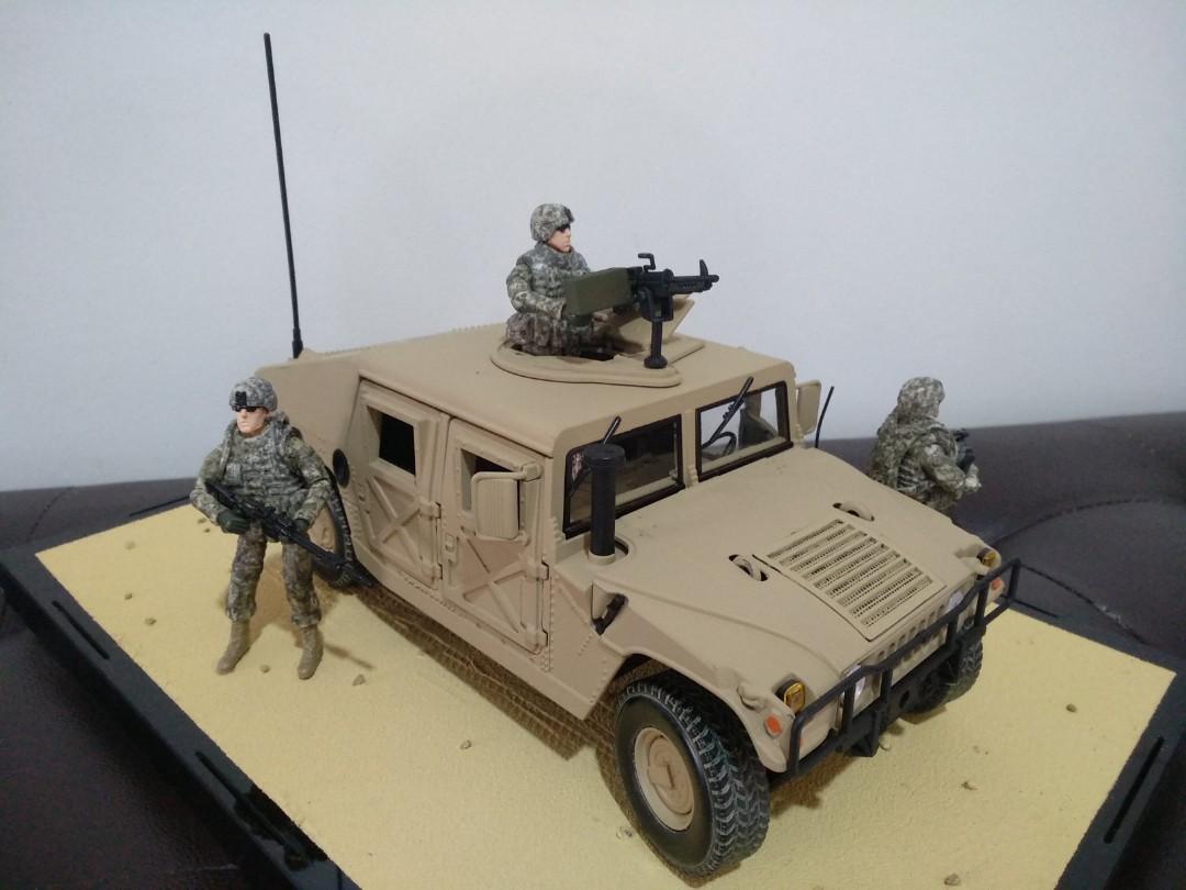 Scale 1/18 Die Cast Humvee With Soldiers And Acrylic Display Case ...