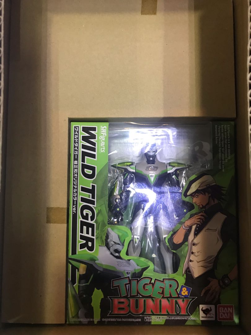 全新 日版 SHF TIGER & BUNNY 狂野 猛虎 Wild Tiger + 桂正和 原画集 原畫集 + 海報 連 特典 台座 共一盒 靚盒 啡盒, 興趣及遊戲, 玩具 & 遊戲類 ...