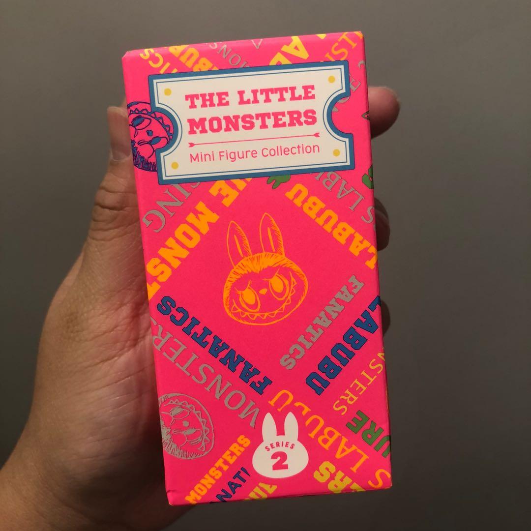 Labubu mini 2 銀色, 興趣及遊戲, 玩具 & 遊戲類 - Carousell