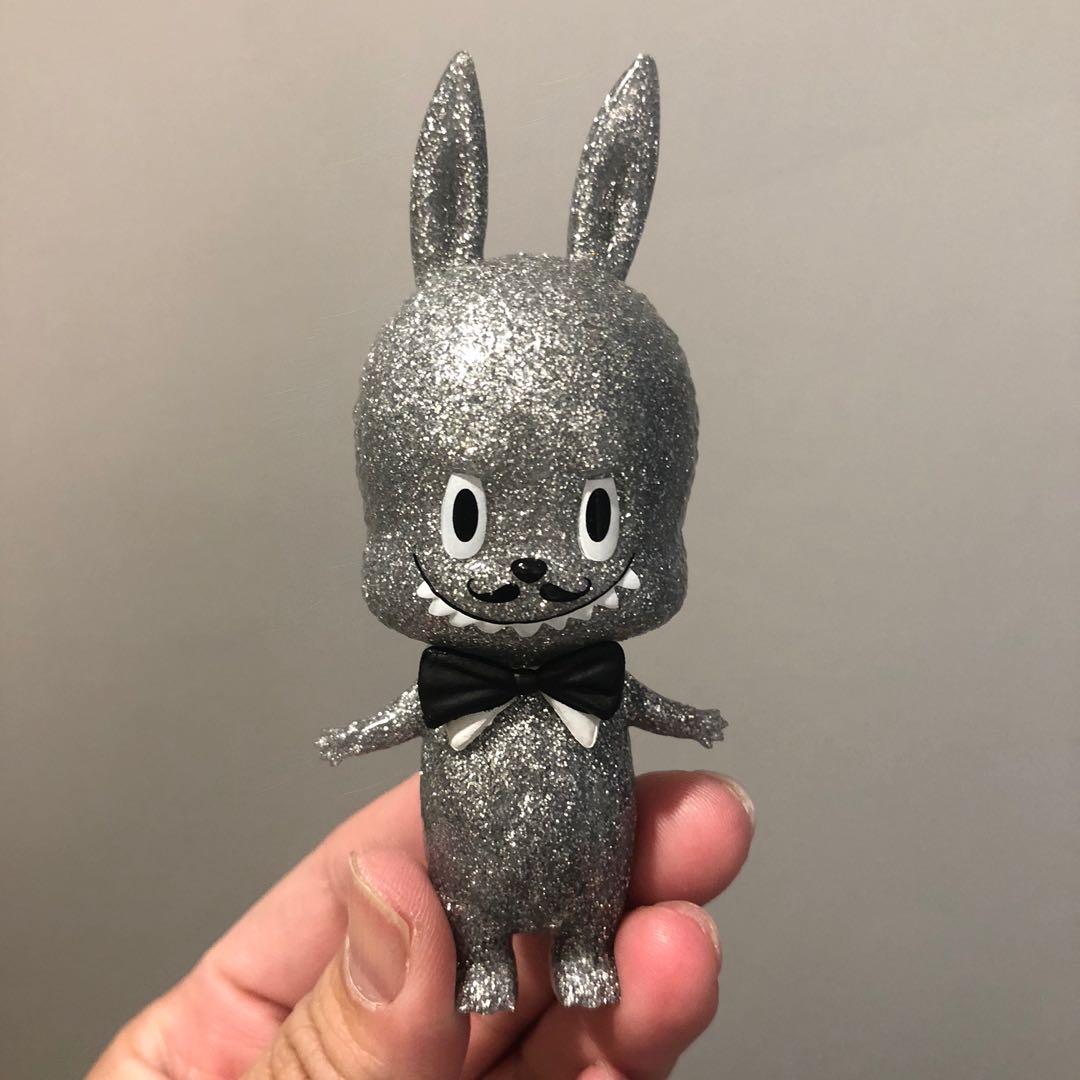 Labubu mini 2 銀色, 興趣及遊戲, 玩具 & 遊戲類 - Carousell