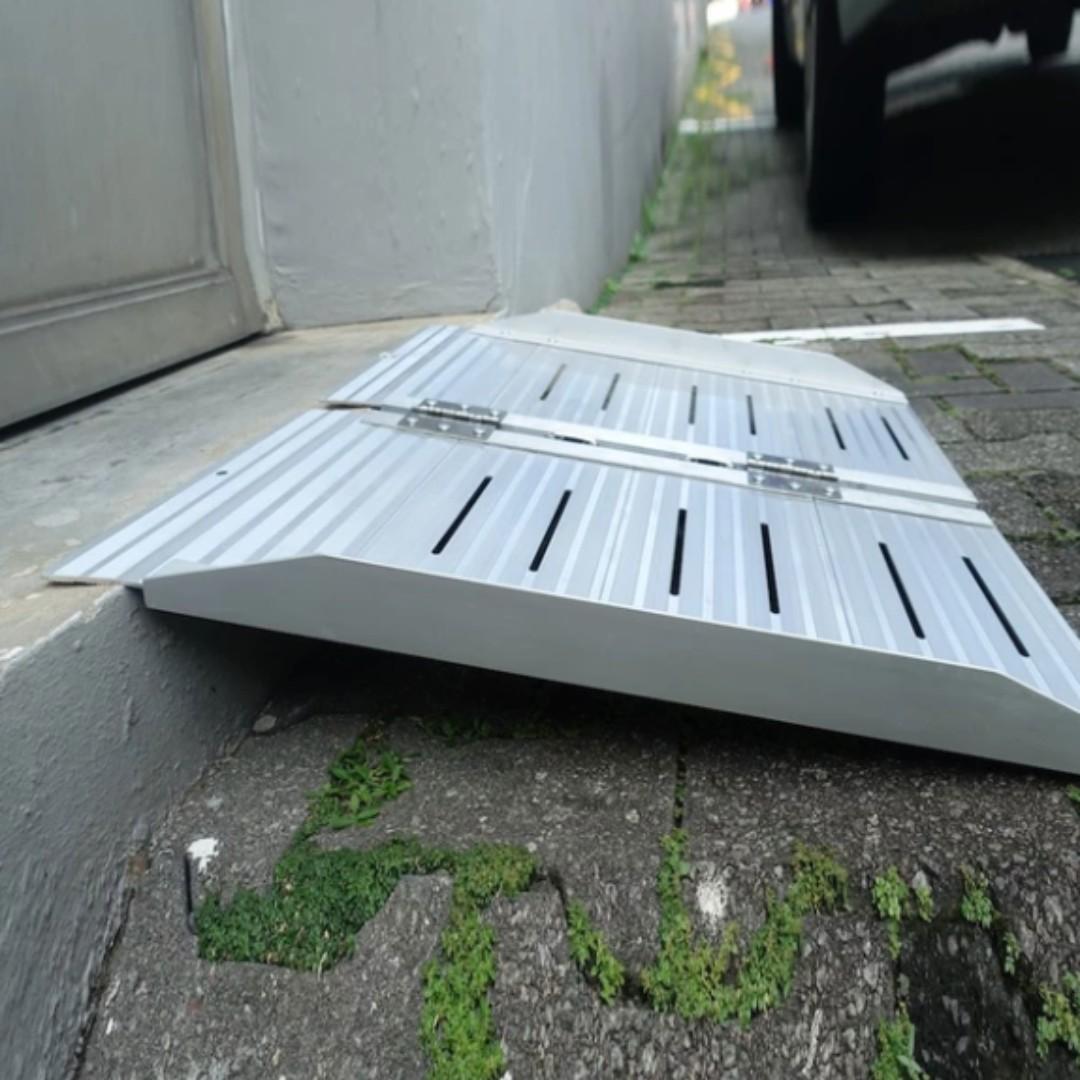 Portable Wheelchair Ramp Bi-Fold Aluminium Ramp 2 fts With Handle For ...