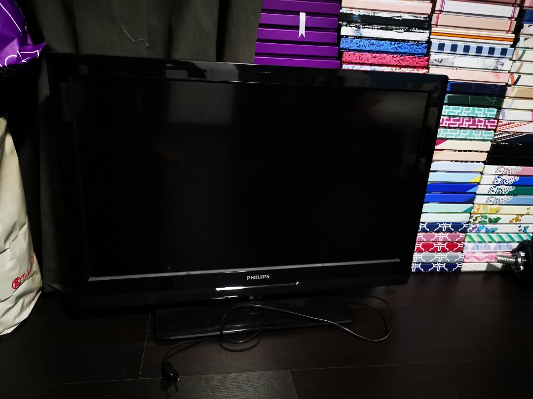 Used Philips 32 inch LCD TV, TV & Home Appliances, TV & Entertainment ...