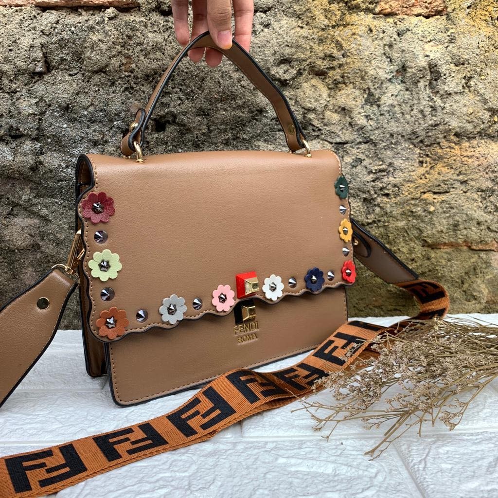 Tas wanita fendi studed, Barang Mewah, Tas & Dompet di Carousell