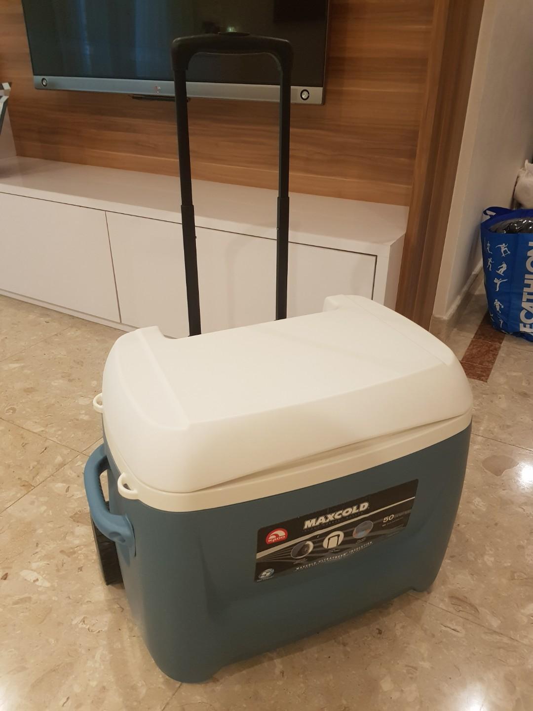 Igloo Max Cold Ultratherm insulation 50 Quart Roller Cooler, Blue/White ...