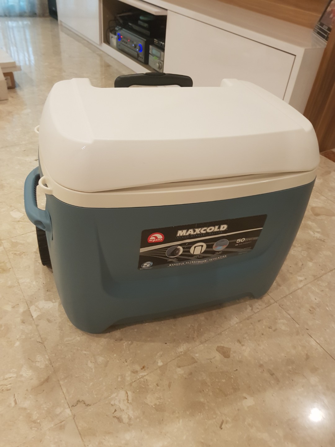 Igloo Max Cold Ultratherm insulation 50 Quart Roller Cooler, Blue/White ...