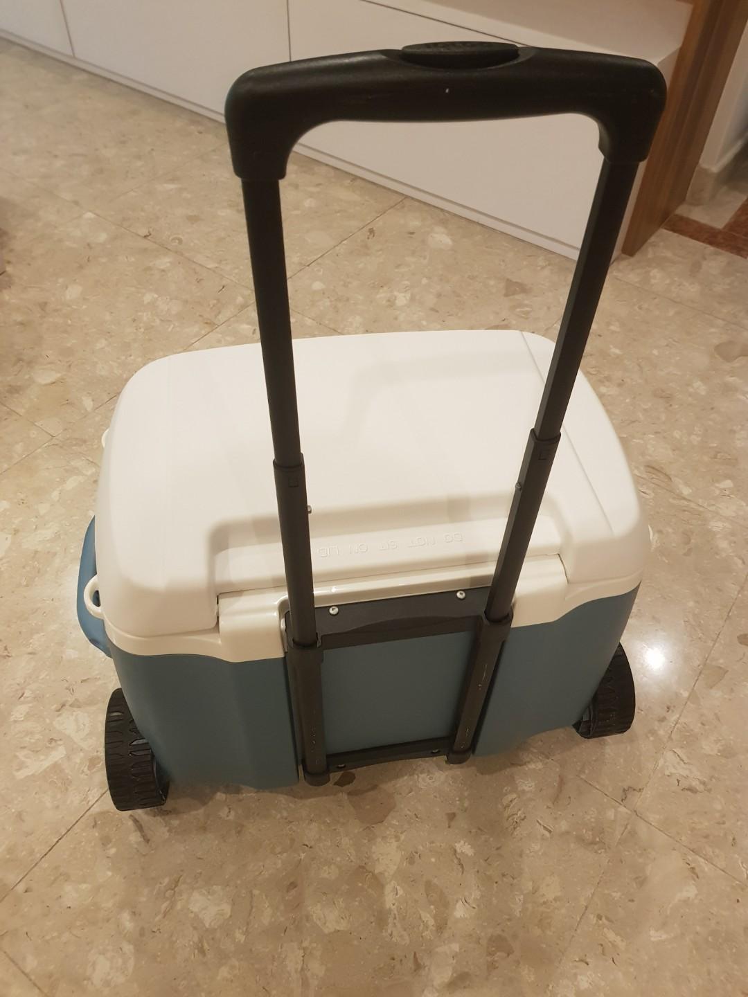 Igloo Max Cold Ultratherm insulation 50 Quart Roller Cooler, Blue/White ...