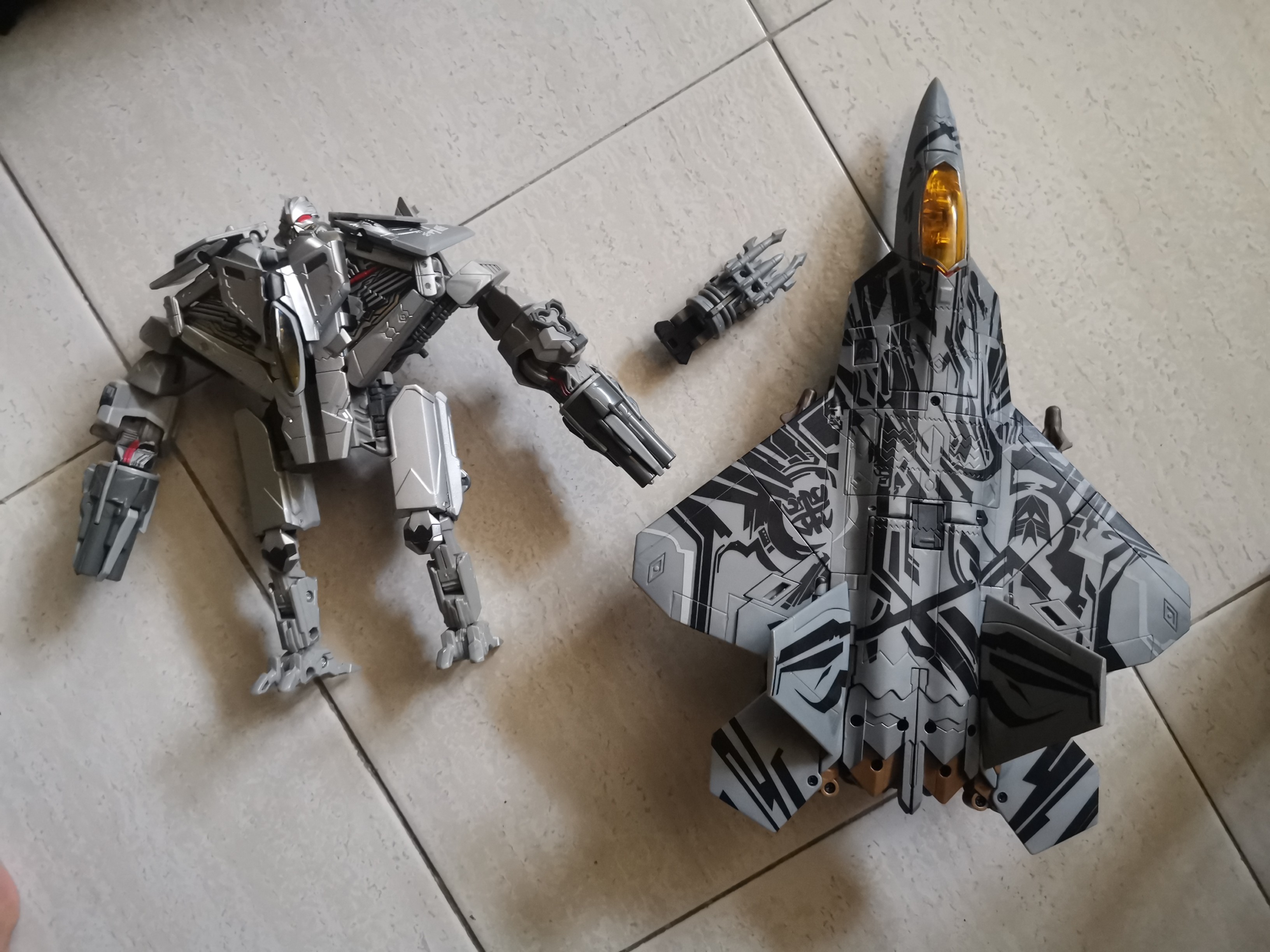 Transformers Starscream. Alien tattoo leader class and Standard voyager ...