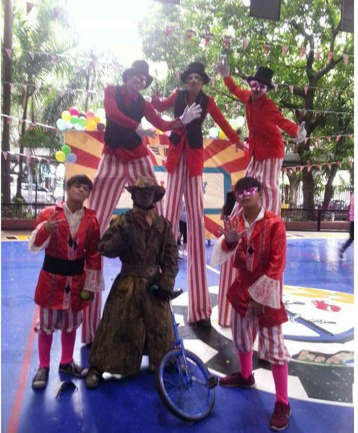 stilts walker, jugglers and unicyclist for Christmas parties and events ...