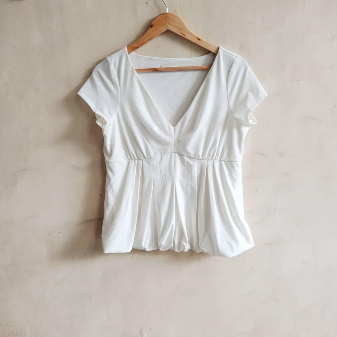 White basic v line top, Women's Fashion, Tops, Sleeveless on Carousell