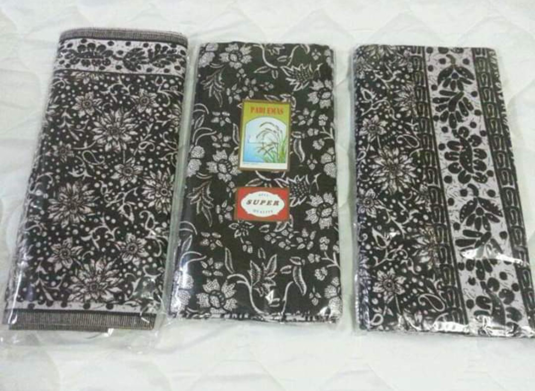 KAIN BATIK SOLAT TRADISIONAL LABUH & LONGGAR WARNA HITAM, Women's ...