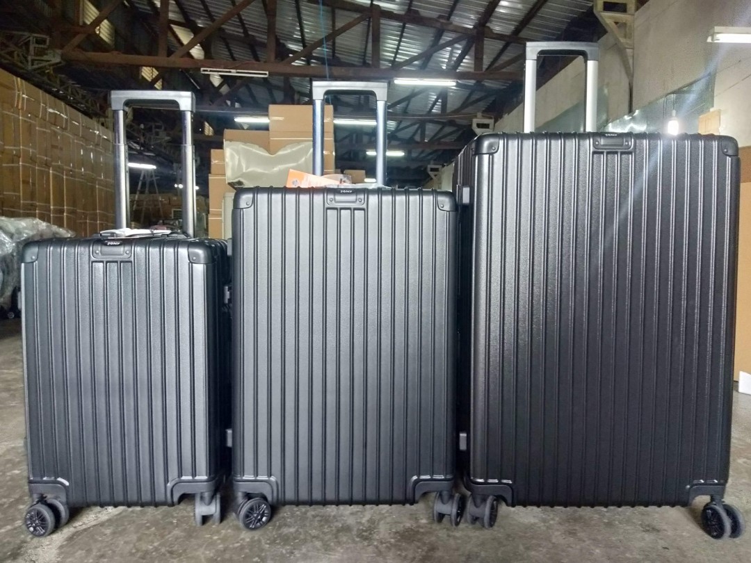 NO ZIPPER LUGGAGE polycarbonate body, Hobbies & Toys, Travel, Luggage ...