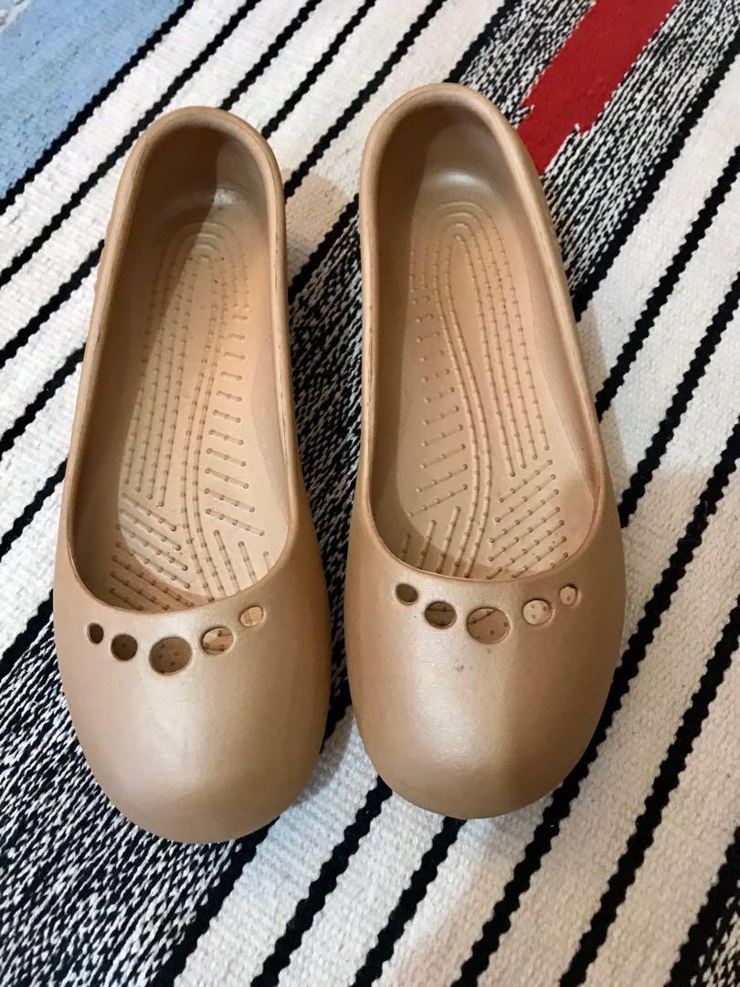 Crocs close shoes original, Women's Fashion, Footwear, Flats & Sandals ...