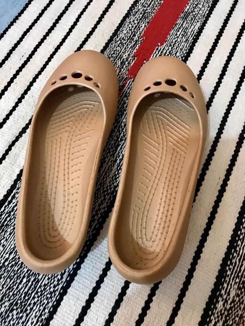 Crocs close shoes original, Women's Fashion, Footwear, Flats & Sandals ...