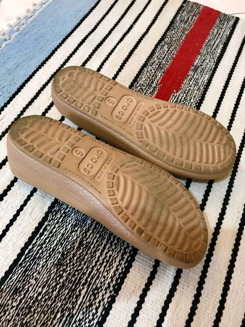 Crocs close shoes original, Women's Fashion, Footwear, Flats & Sandals ...