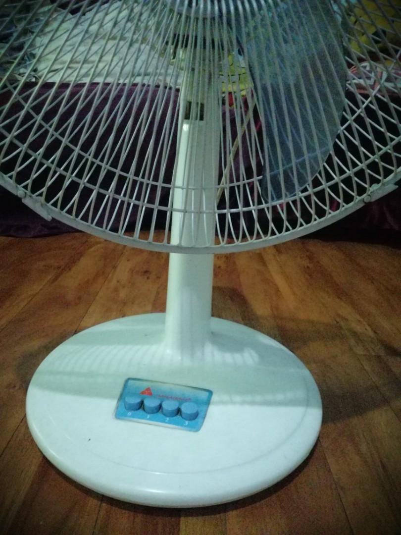 Defective Hanabishi Desk Fan, Furniture & Home Living, Lighting & Fans ...